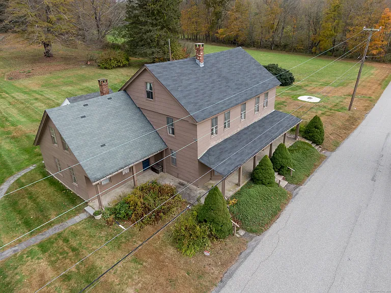 Colonial Farmhouse with Expansive Grounds and Character – Sanideas