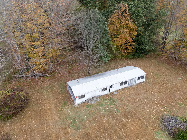 Colonial Farmhouse with Expansive Grounds and Character – Sanideas